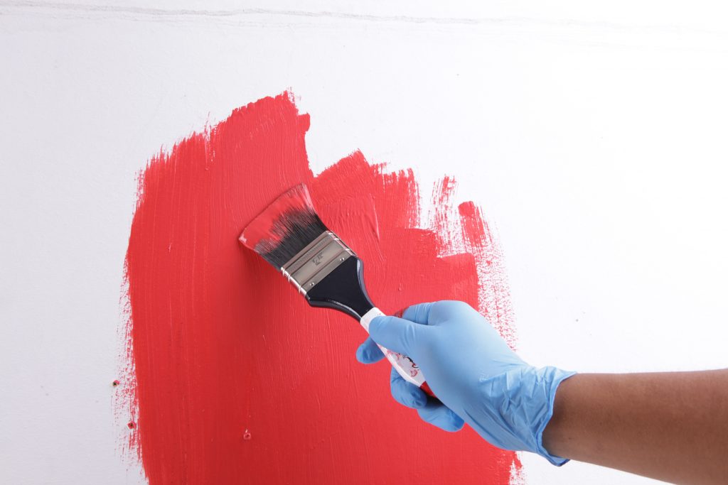 10 formas de pintar paredes con brochas y rodillos - Qroma
