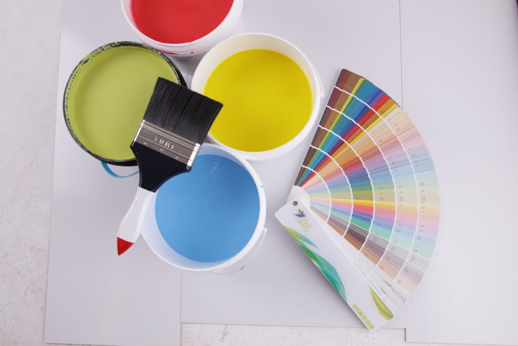 10 formas de pintar paredes con brochas y rodillos - Qroma